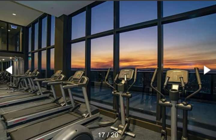 Skyrise Upper Floor Infinite Pool - Brisbane