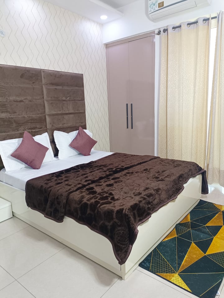 Naple Stay 168 Cozy & Convenient|near Advant Tower - Noida