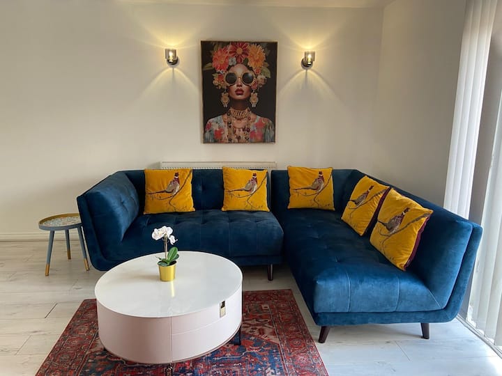 5 Bedroom 3 Br, Parking, Pool Table,
Contractors - Birmingham