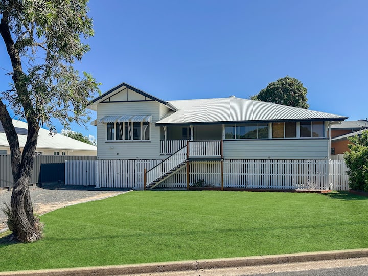Pet Friendly, 3 Bedroom, 4 Bed, 200m To Beach - Hervey Bay
