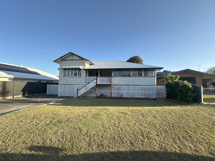 Pet Friendly, 4 Bed, 200m To Beach, Queenslander - Hervey Bay