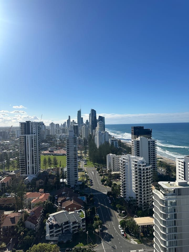 Winter Escape: Sunlight Ocean View Apartment + Spa - Surfers Paradise
