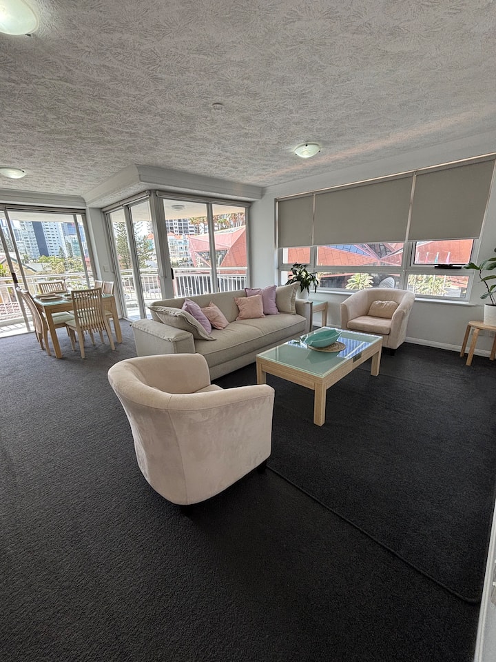 Spacious Ocean View Beach Retreat + Pool & Balcony - Surfers Paradise