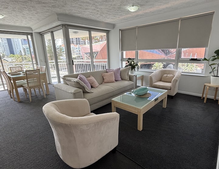 Spacious Ocean View Beach Retreat + Pool & Balcony - Gold Coast