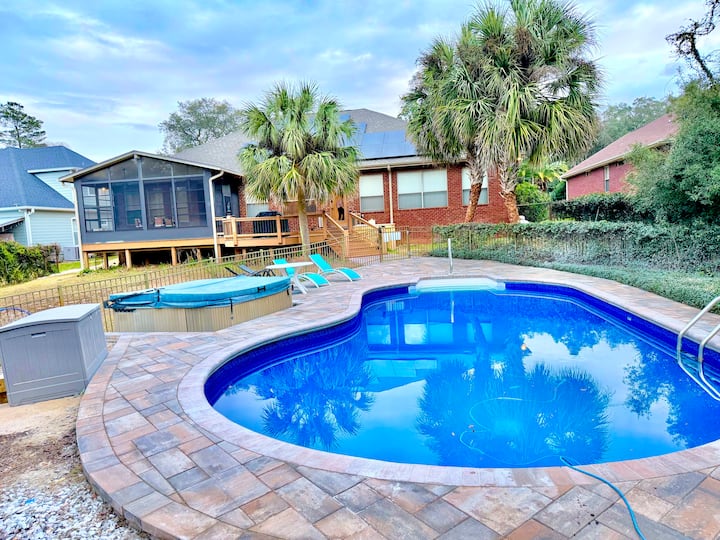 4br Luxury Escape •Heated Saltwater Pool • Hot Tub - Navarre, FL