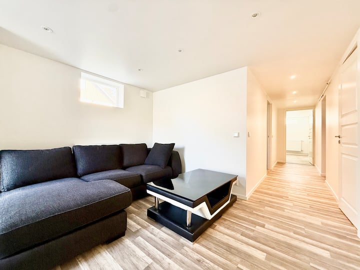 Workers Villa Basement - 3 Br - 6 Beds - 2 Baths - Göteborg
