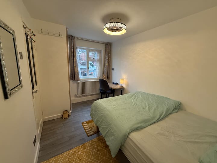 Modern Room & Bath | Central Location - Manchester