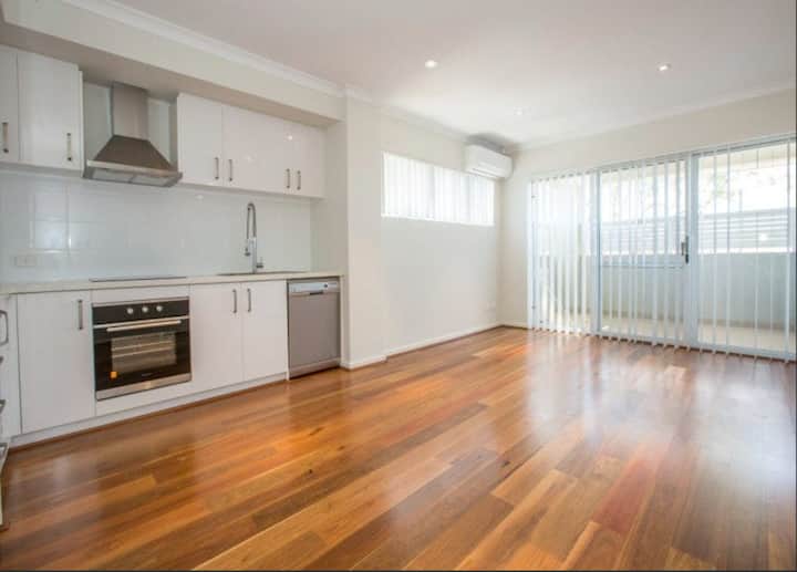 Airport House 2 Bed 2 Bath Right Near Airport - アスコット