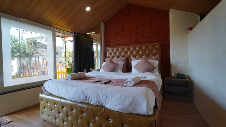 Pool Side Challet For Adventurous Couples - Mahabaleshwar