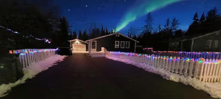 Yk Forrest's Edge: Aurora Trails & Cozy Home - イエローナイフ