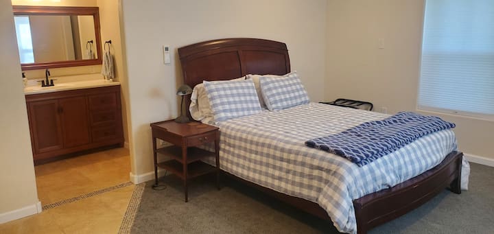 Room In Albuquerque, Master Suite, Separate Entry. - Albuquerque, NM