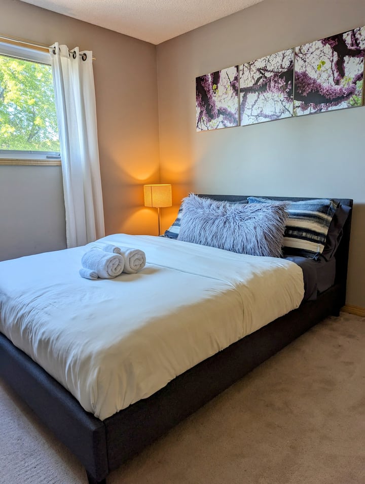 Comfortable Bedroom Gym/sauna/hottub - Winnipeg