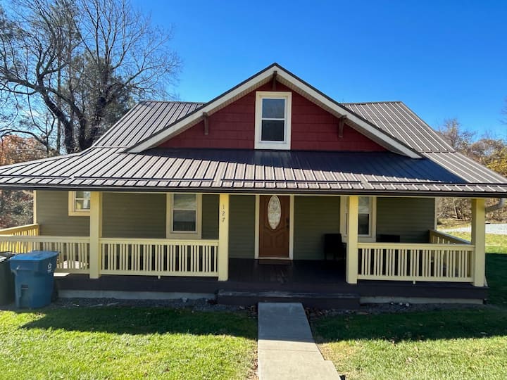 Charming 4br Farmhouse Downtown Boone - Boone, NC