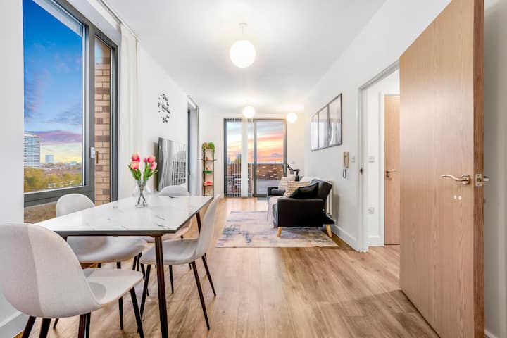 Modern 3-bed Penthouse With Terrace & Gym - London