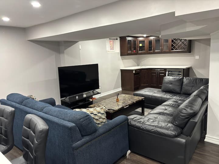 Modern & Cozy Basement Suite- Rouge Hill - Pickering