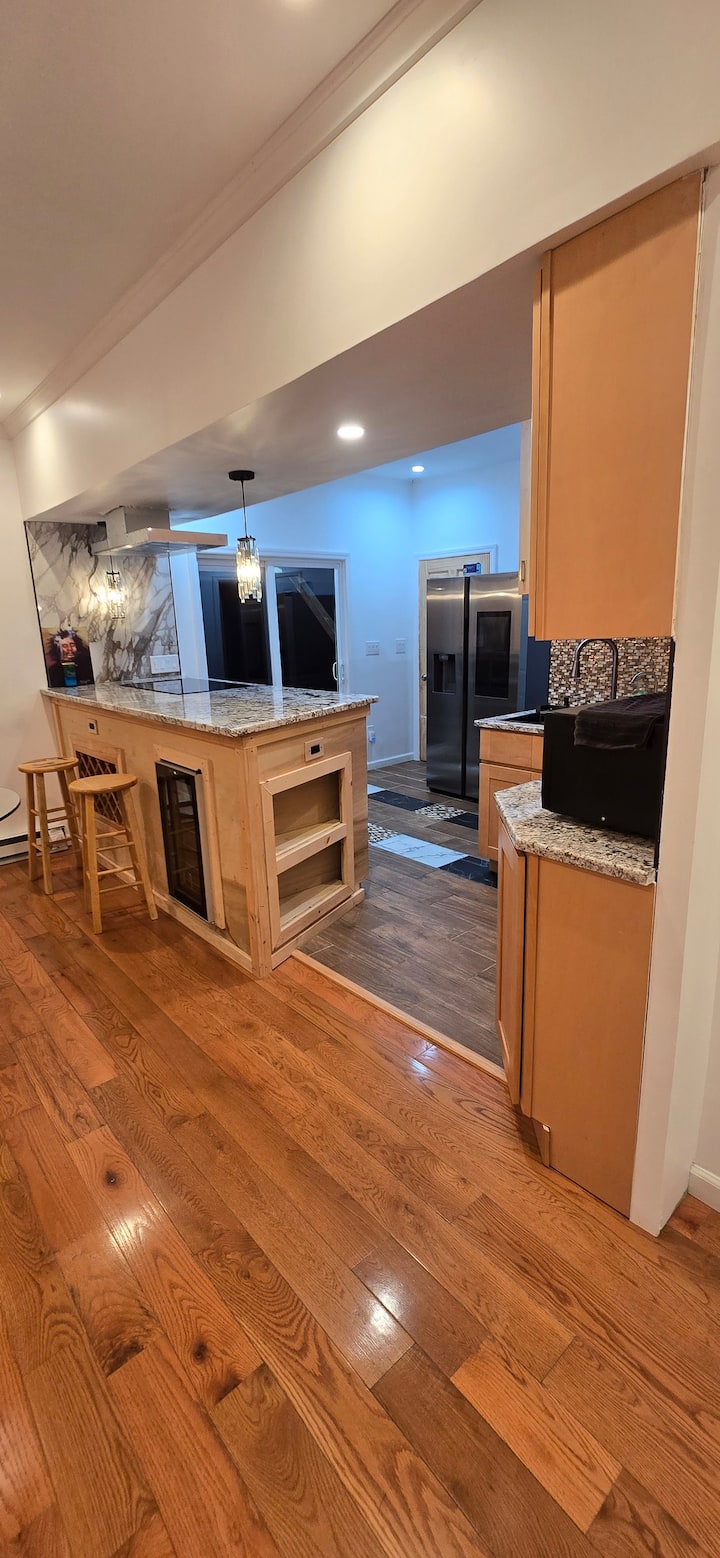 Stunning Interior, Kitchen & Bath. Large Rooms. - New Paltz, NY