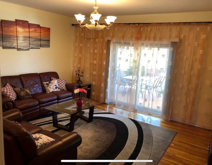 3bed / 1.5 Bath Townhouse In Throggs Neck - Great Neck, NY