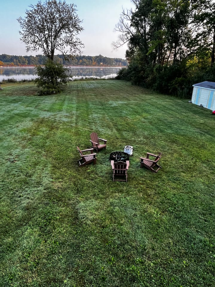 Peaceful & Relaxing Lake House: Kayaks & Fire Pit - Binder Park Zoo, Battle Creek