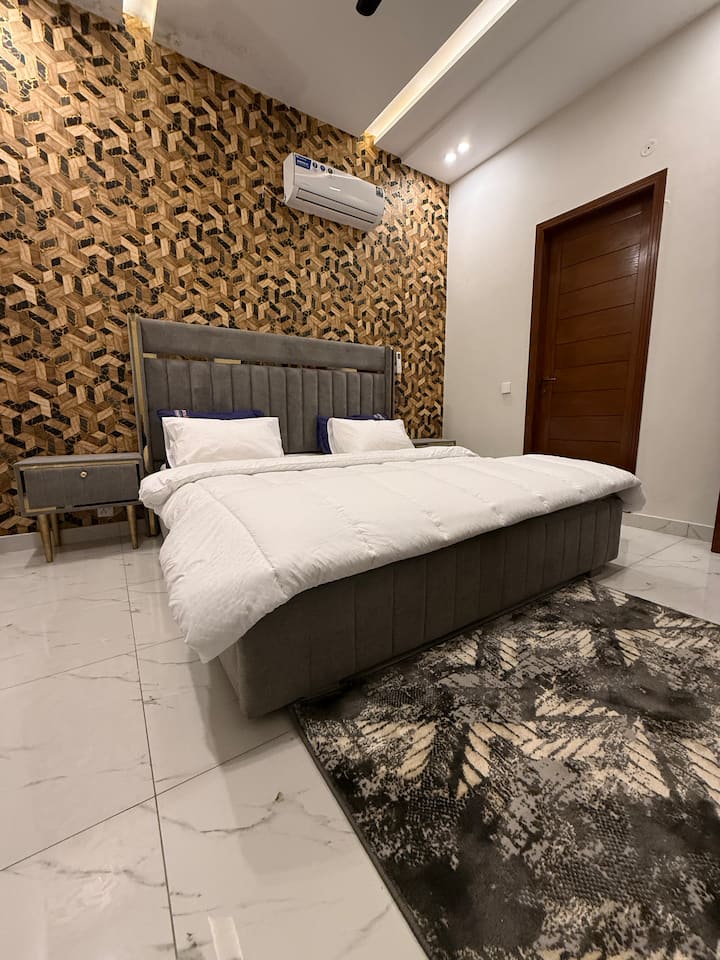 Luxury Bedroom With Full House Access | Dha Lahore - Lahore