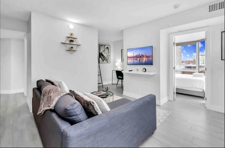 Elegant Condo In Yorkville Avenue W/ Gym & Office - Toronto