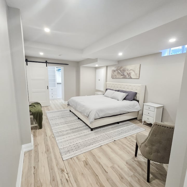 Bright & Spacious 3br/2bth Suite Private Entrance - Oakville