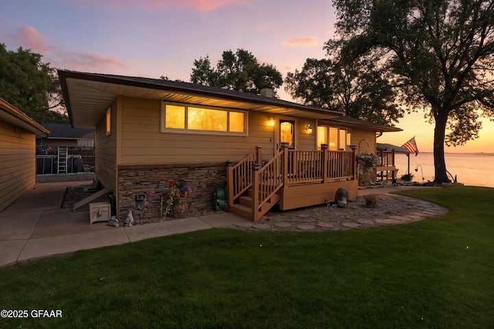 Rock Island Beach House - Devils Lake, ND