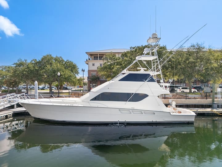 Luxury Yacht Experience Aboard Robin Lynn - Pensacola, FL