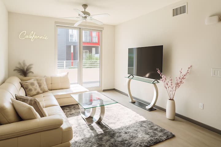 Atmospheric 1br | Santa Monica Blvd | Prime Spot - Hollywood, CA