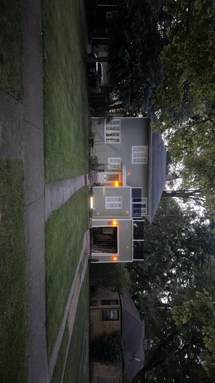 Spacious Home W/rooftop Deck - 7 Min To Notre Dame - South Bend, IN
