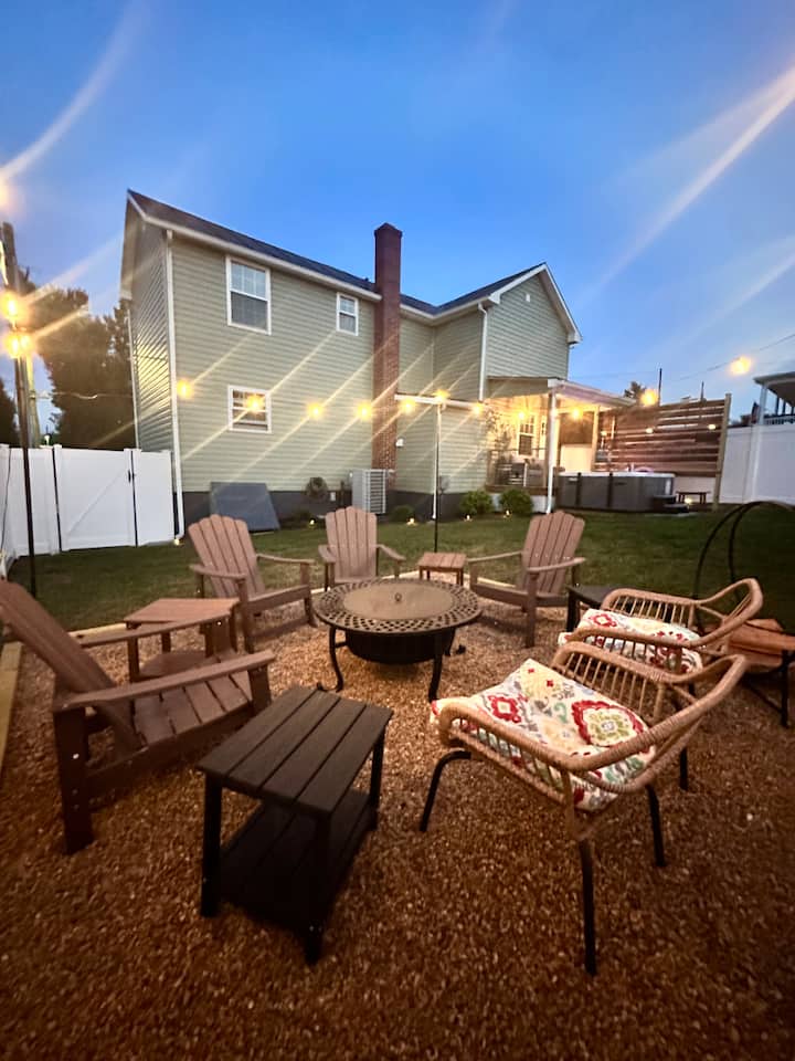 Sage Downtown: Modern Farmhouse, Hot Tub, Firepit - Luray, VA