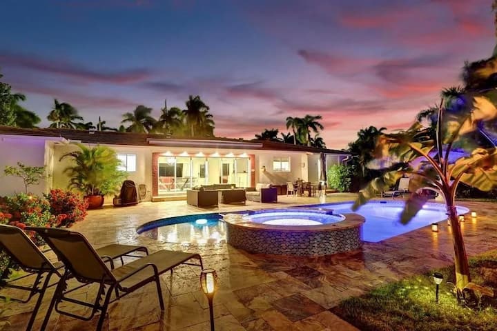 Solar Paradise | Luxury Villa W/ Pool & Hot Tub - Hollywood, FL
