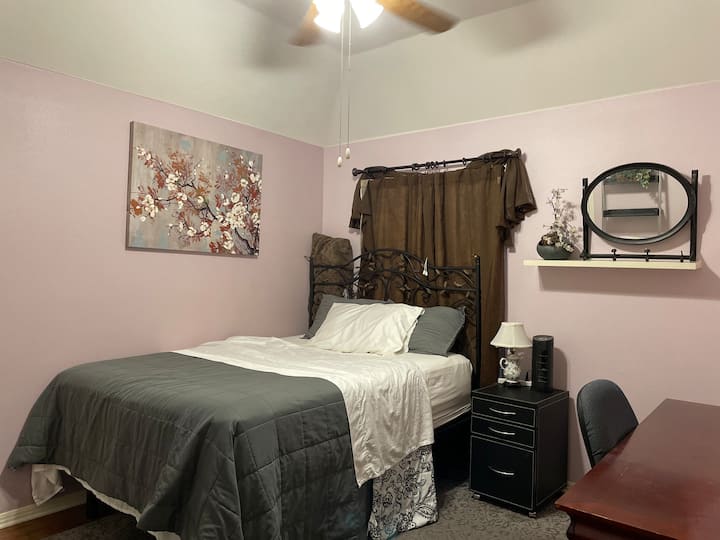Comfortable Room With A Living Room Area - オースティン, TX