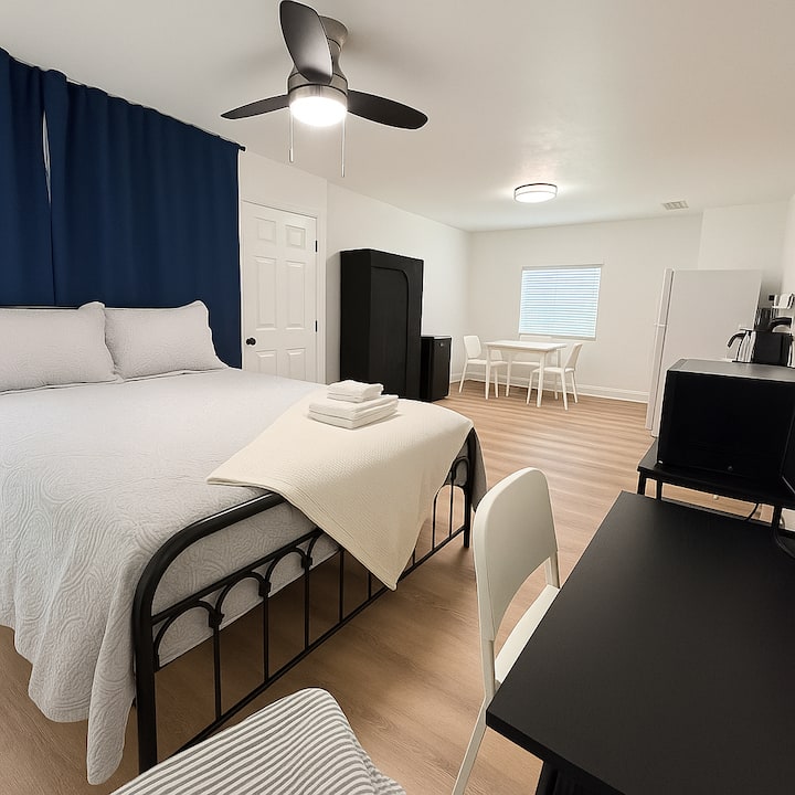 07 - Room With Queen Bed & Kitchenette - Winter Haven