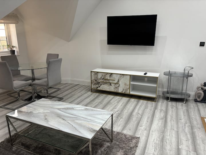 Entire 2bedroom Flat - Long Stays Welcome - London - Redhill