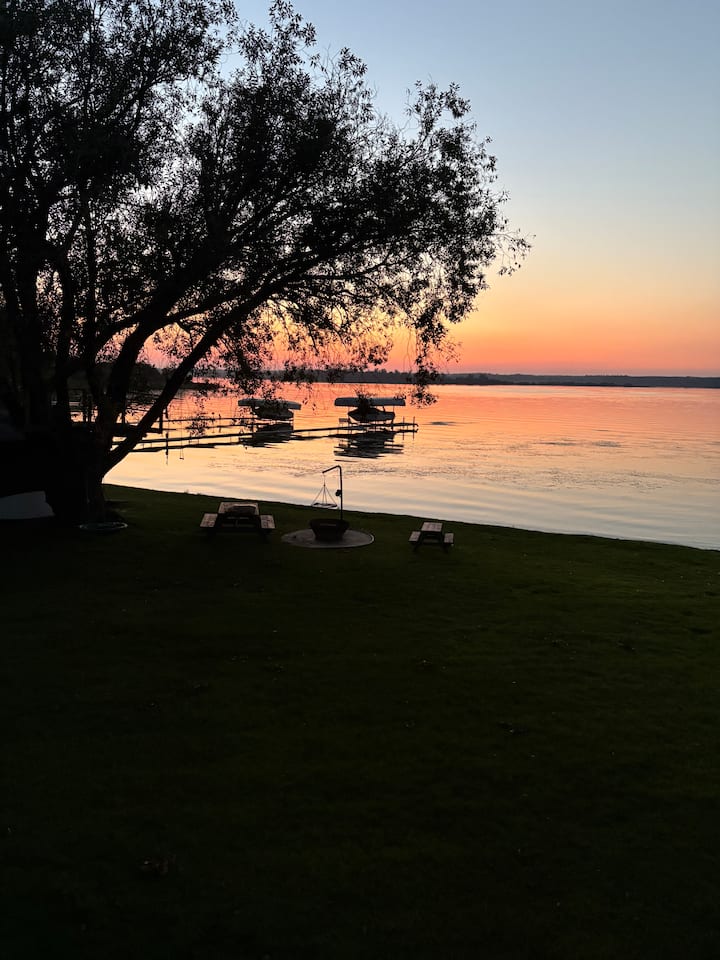 Cozy Lake Front Family Cabin - Alberta