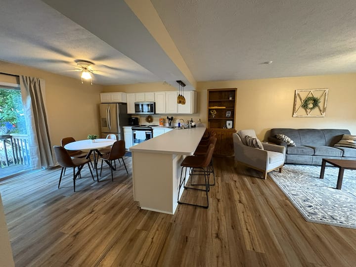 Comfortable Townhome Near Hospital And Stadium - Morgantown, WV