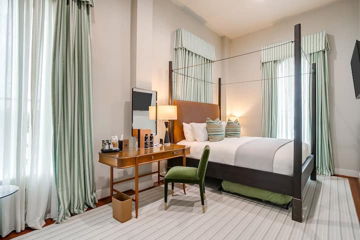 Spacious King W/ Views Of Historic Granbury Square - Granbury, TX