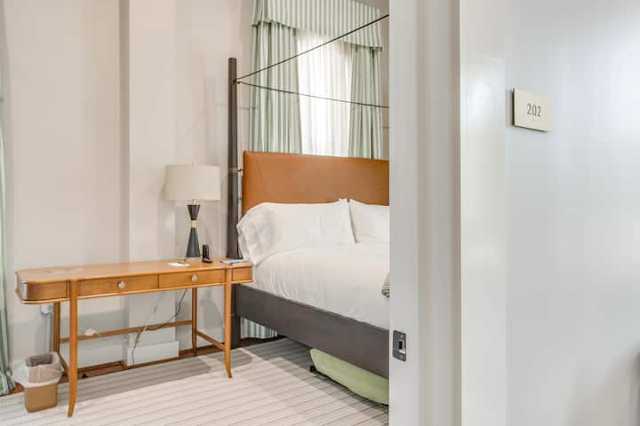 Historic Nutt House Hotel Room 202 - Granbury, TX