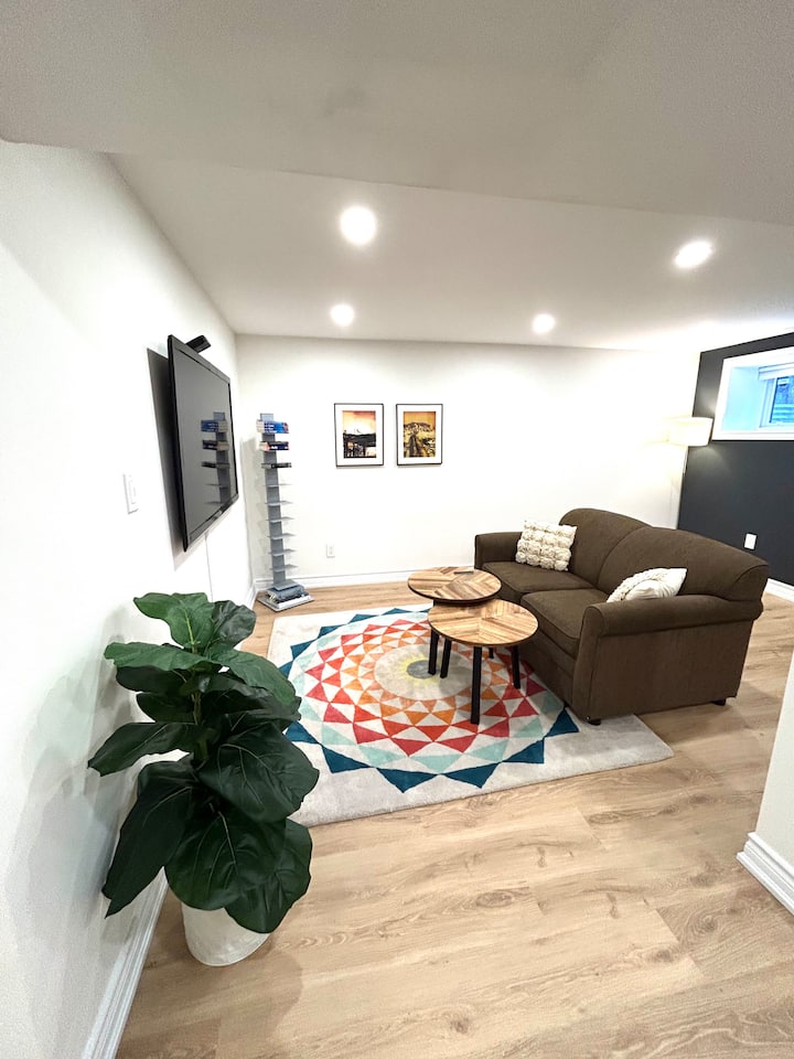 Digs On Danforth - Toronto