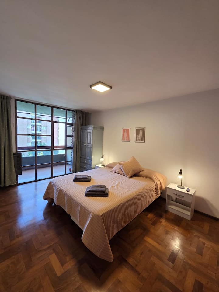 Luminoso Y Amplio Depto. En Pleno Nueva Córdoba - Córdoba, Argentina