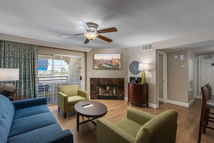 Suite Next To Sphere | 5 Pools | Free Parking - Las Vegas