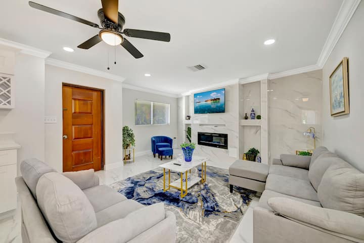 Stylish & Bright Getaway: Close To Beaches - Yard! - Fort Pierce, FL