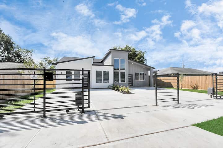 Gated Duplex Retreat For 18 6br, 4ba - Houston, TX