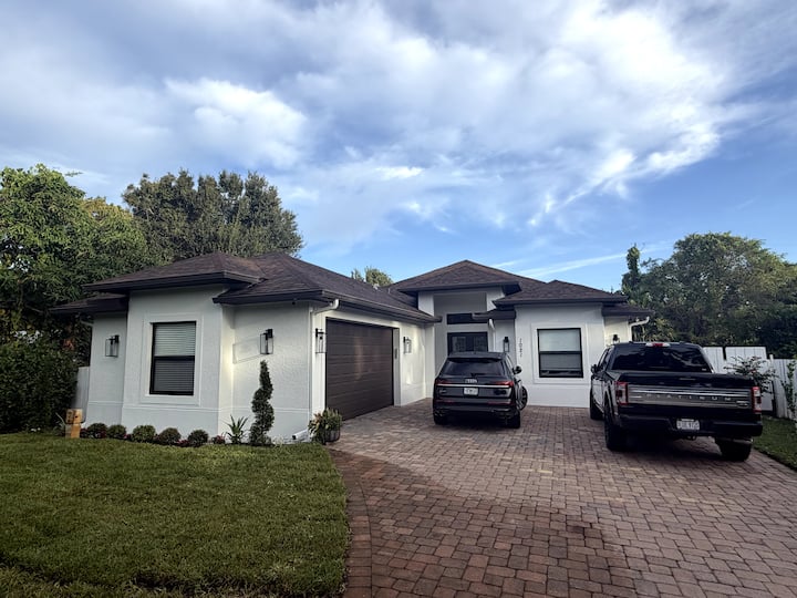 Coastal Luxury Pool Home 5 Min To Downtown & Beach - Naples, FL