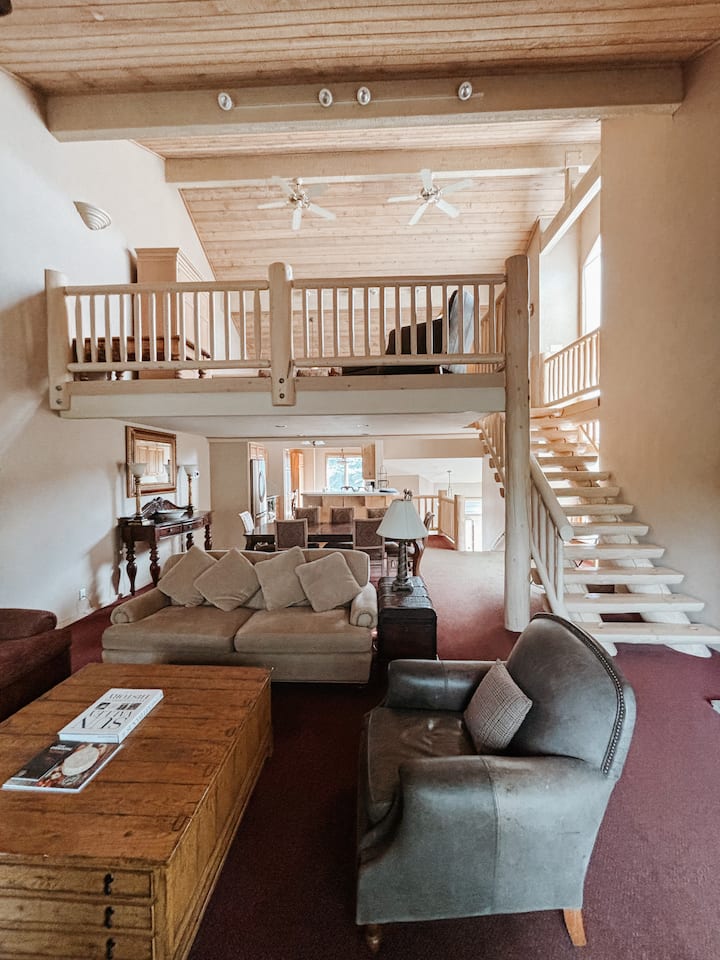 Spacious Swiss Inspired Condo W/ 2 En Suites - Sun Valley, ID