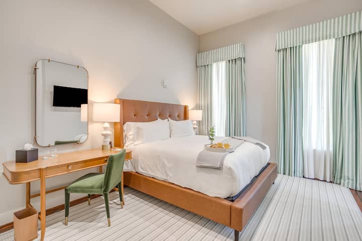 Luxury Ada King Room On Historic Granbury Square - Granbury, TX