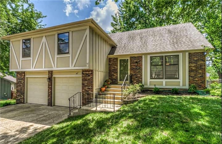Great Fifa Stay– Spacious Olathe Home W/ Yard - オレイサ, KS
