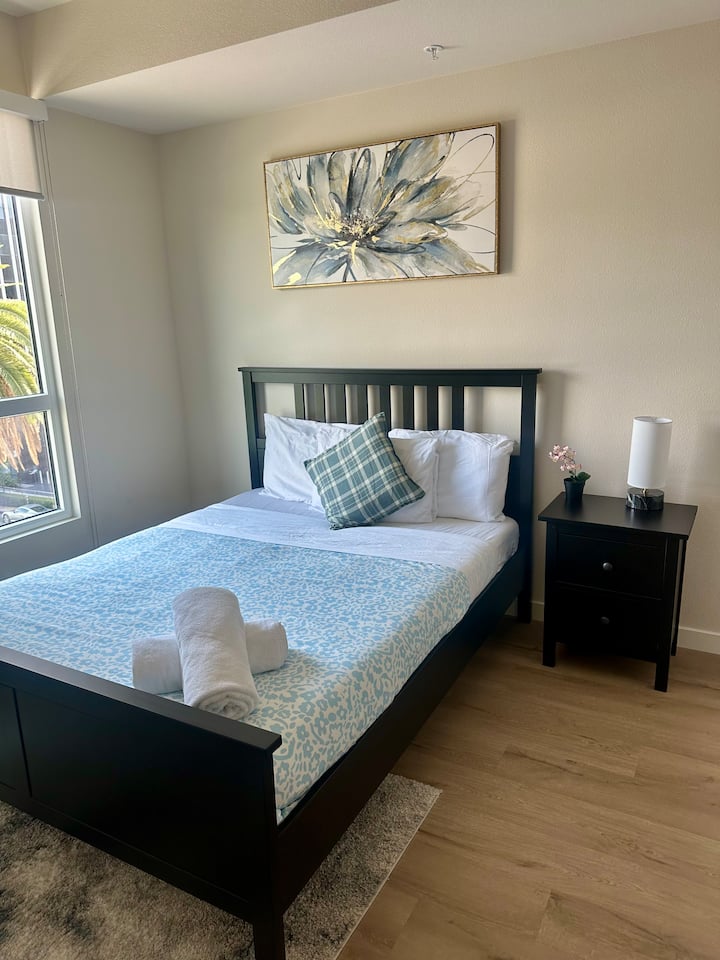 Beautiful 2bd 2bath~free Parking Gym Pool Jacuzzi - West Hollywood, CA