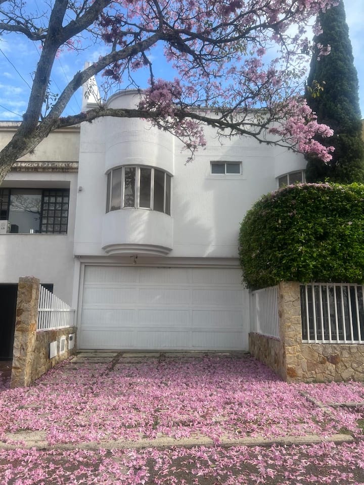Hermosa Casa Con Piscina En Ciudad Jardín - Cali