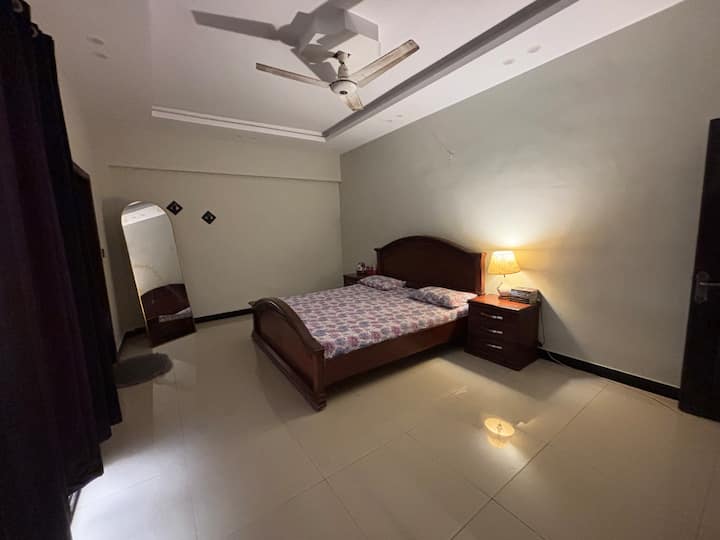 Spacious Penthouse Retreat + Private Rooftop - Karachi